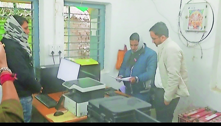 SDO inspected the block and circle office. | एसडीओ ने किया प्रखंड और ...