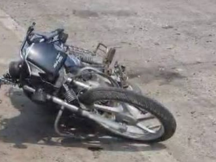 Bike collided with a dumper in Jewar | जेवर में डंपर से टकराई बाइक ...