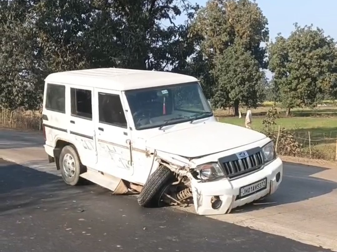 A truck hit a person on NH-43 in Katni. | कटनी के NH-43 पर ट्रक ने बोले ...