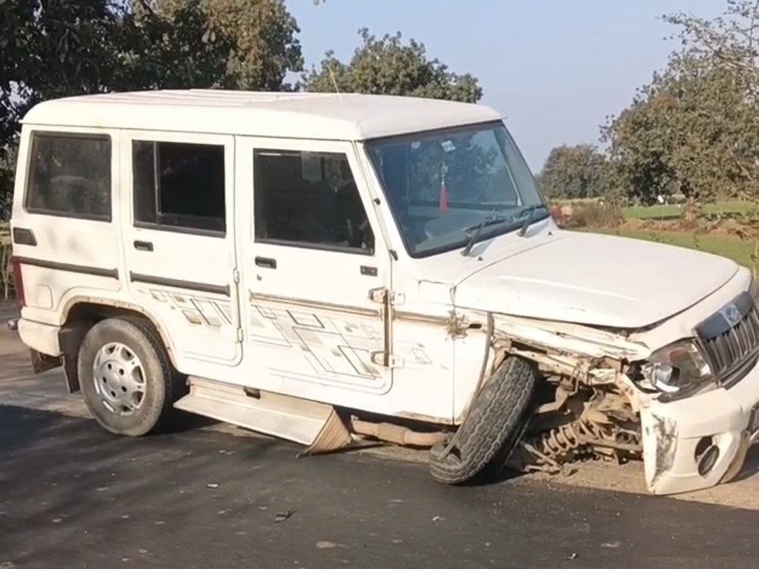 A truck hit a person on NH-43 in Katni. | कटनी के NH-43 पर ट्रक ने बोले ...