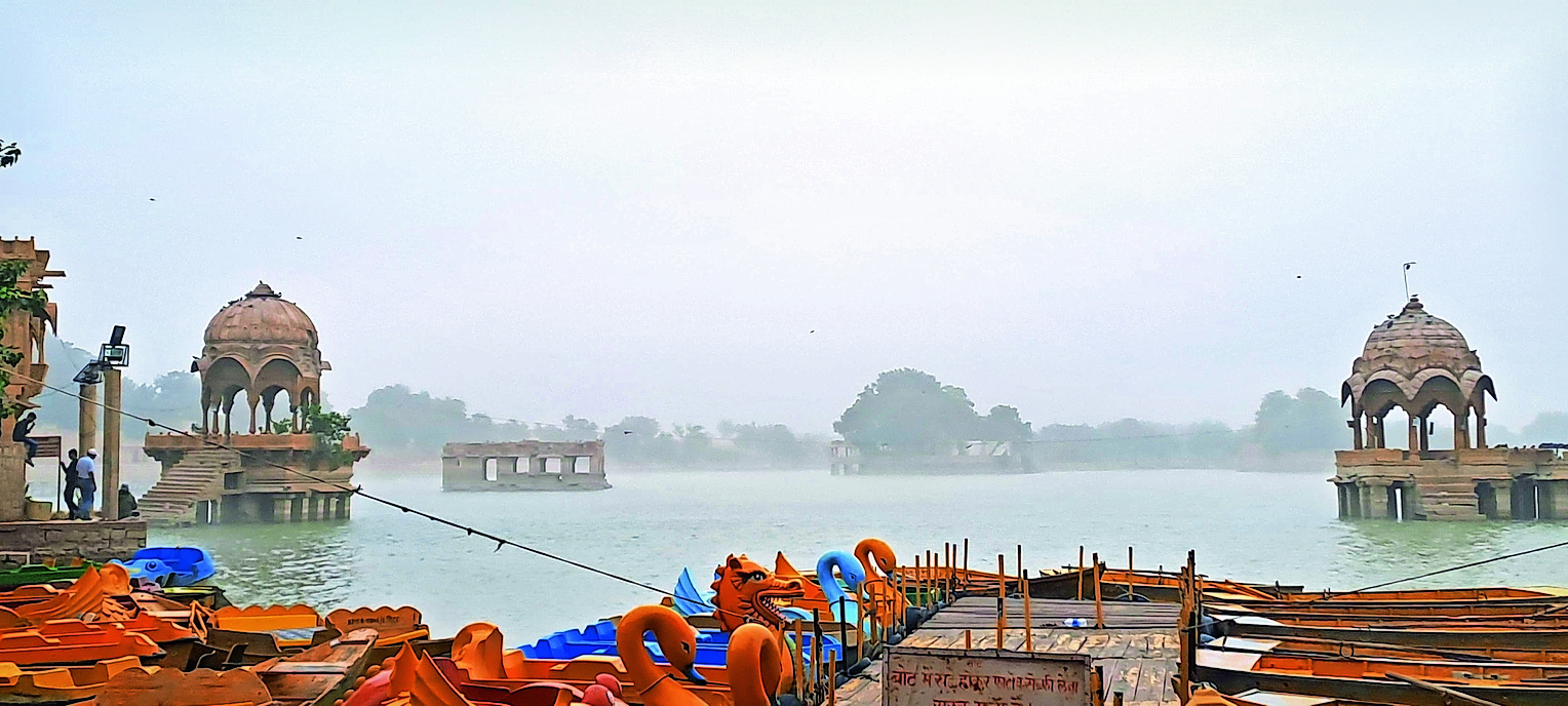 The day's mercury dropped by 2.1 degrees. | दिन का पारा 2.1 डिग्री नीचे ...