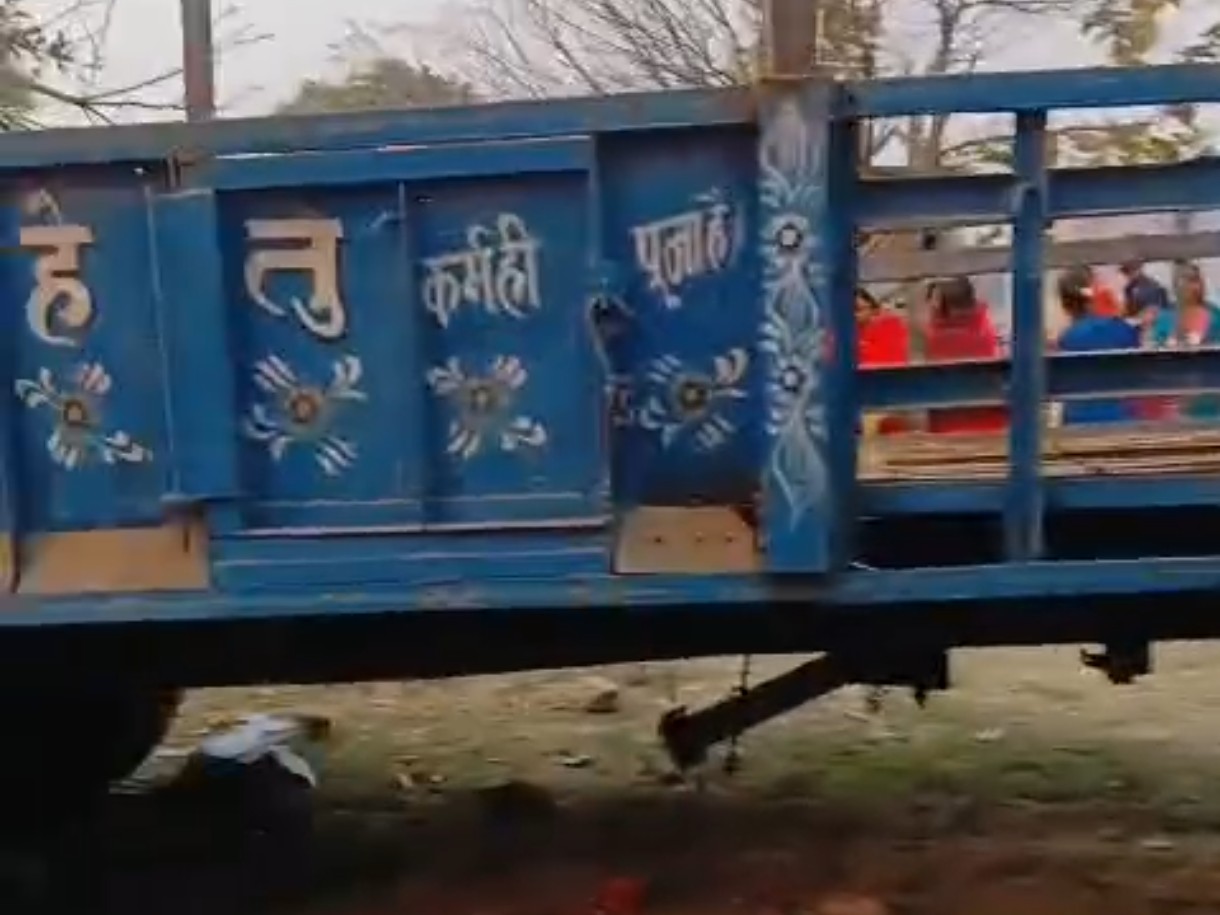 Tractor broke the wall of primary school and entered the veranda | प्राइमरी स्कूल की दीवार तोड़ ...