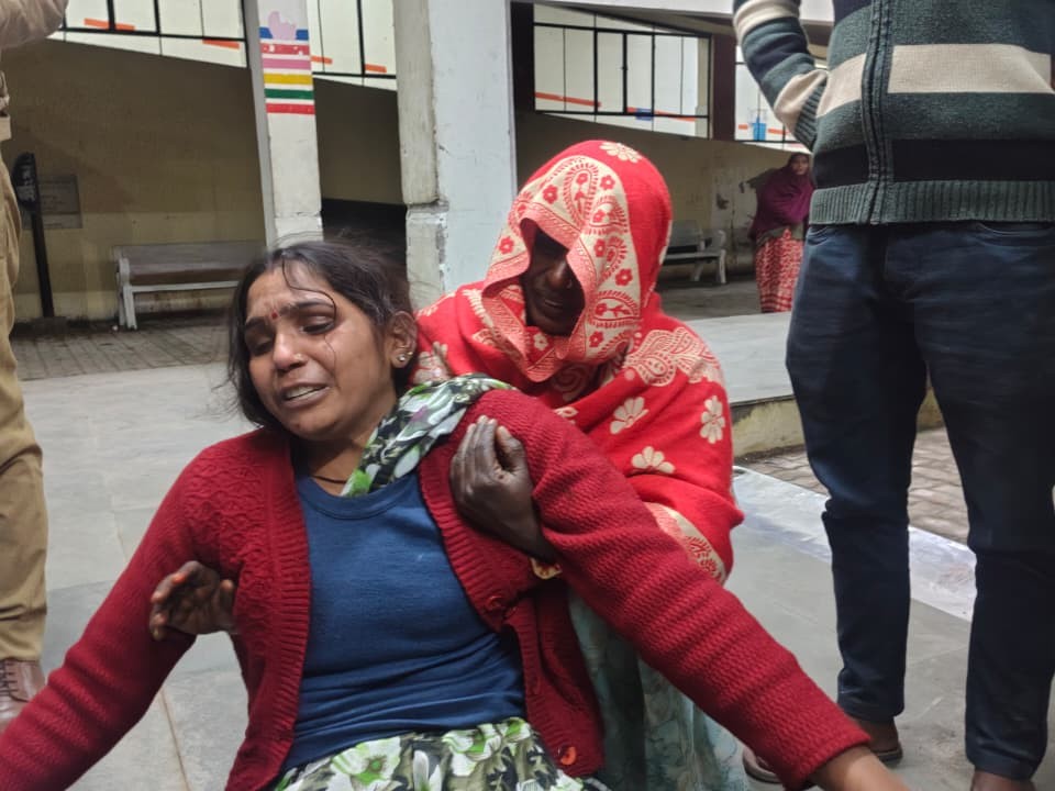 High speed bike collided with electric pole | तेज रफ्तार बाइक बिजली के ...