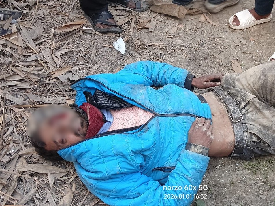 Tractor broke the wall of primary school and entered the veranda | प्राइमरी स्कूल की दीवार तोड़ ...