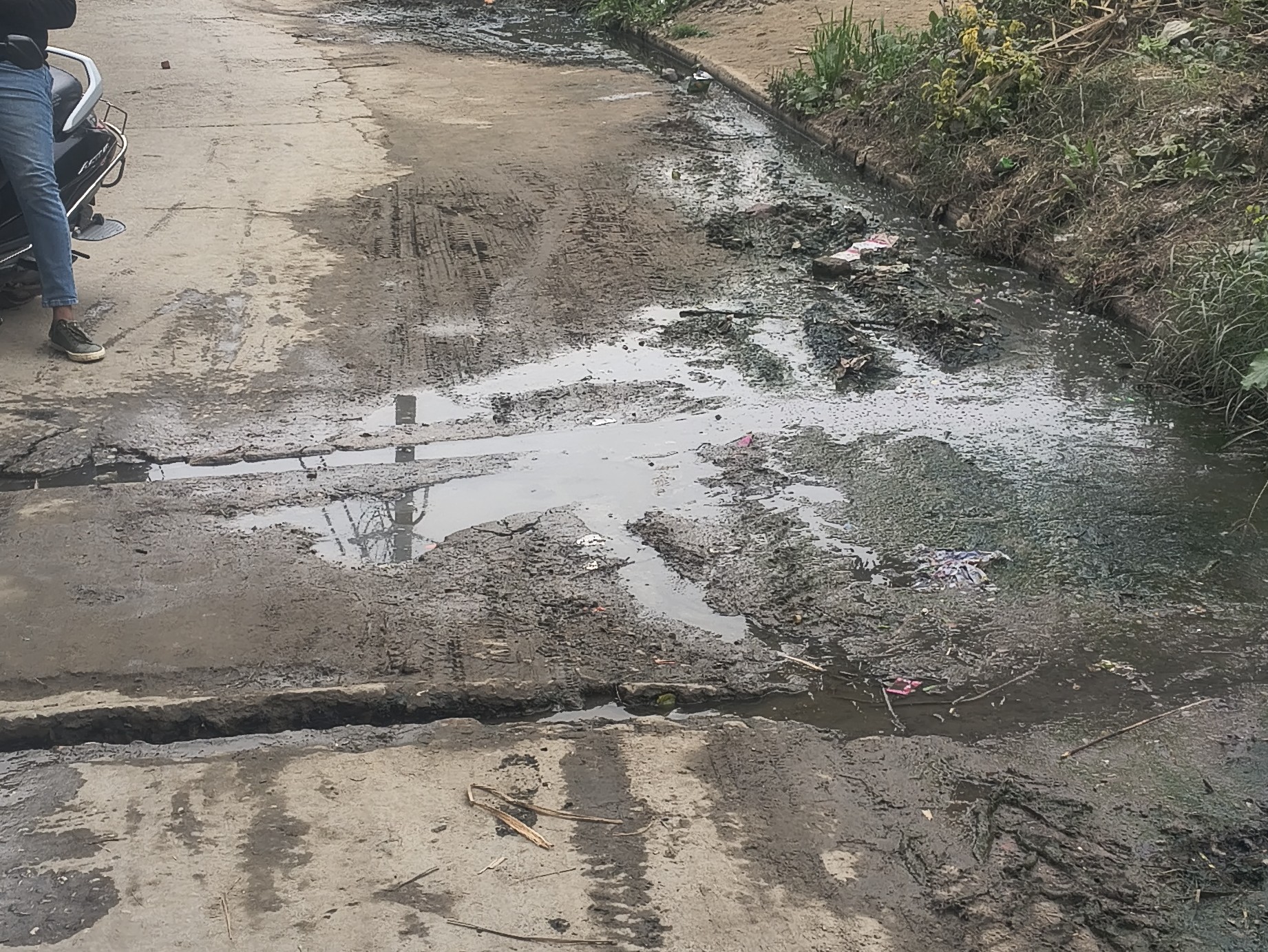 Bad roads, waterlogging problem | सड़कें खराब, जलभराव की समस्या ...