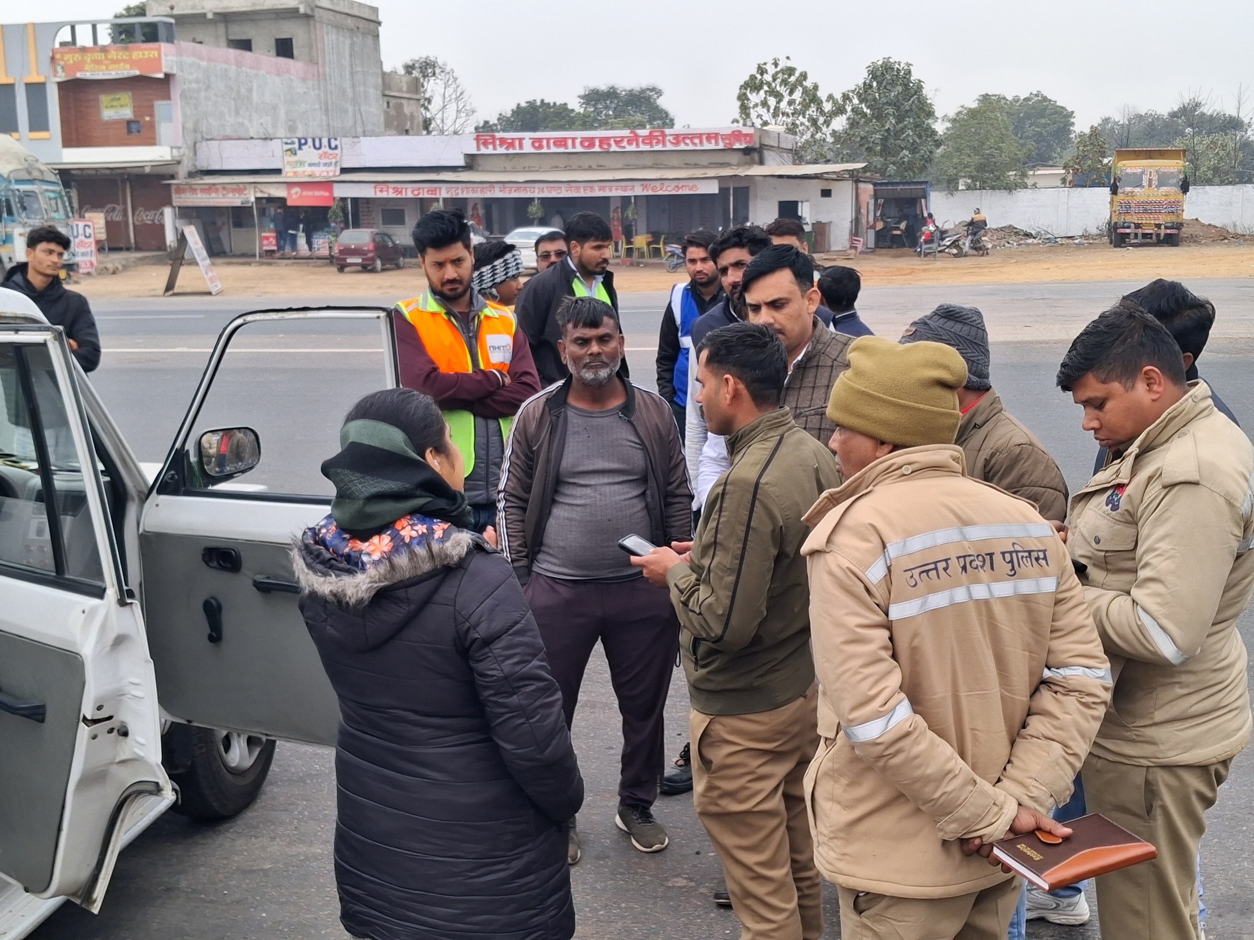 Auto driver in Babina accuses GST team | बबीना में आपे चालक ने GST टीम ...