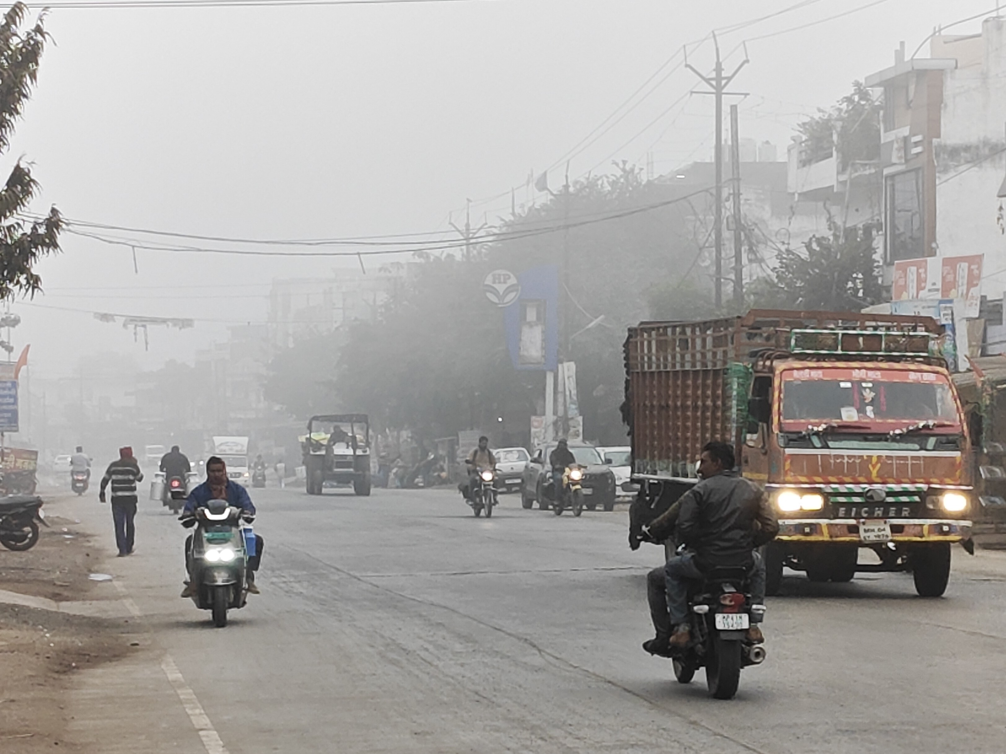 Dense fog in Ashta, vehicles moved with headlights on. | आष्टा में ...