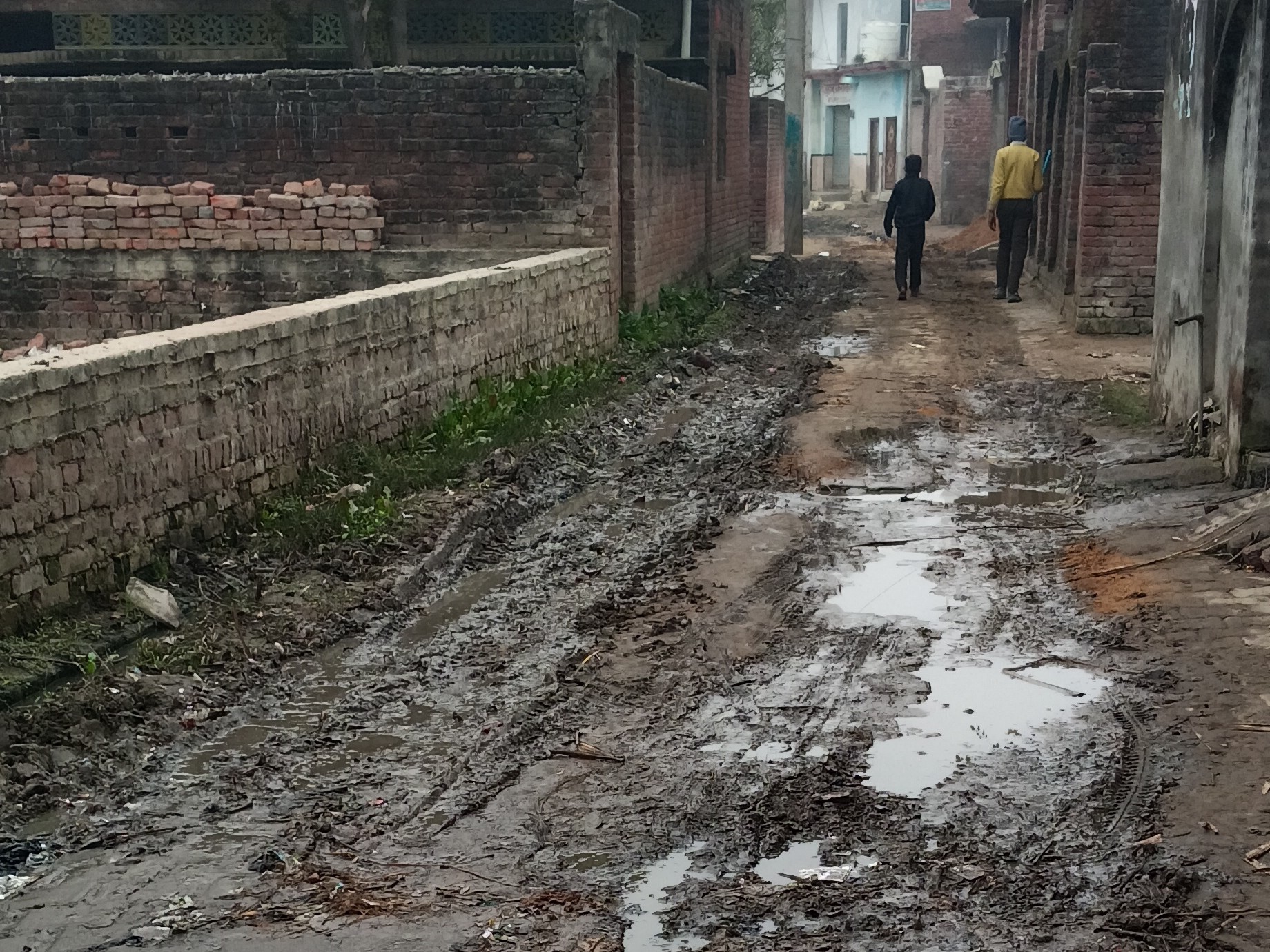 Swamp on the road in Lakhimpur Kheri, villagers troubled | लखीमपुर खीरी ...