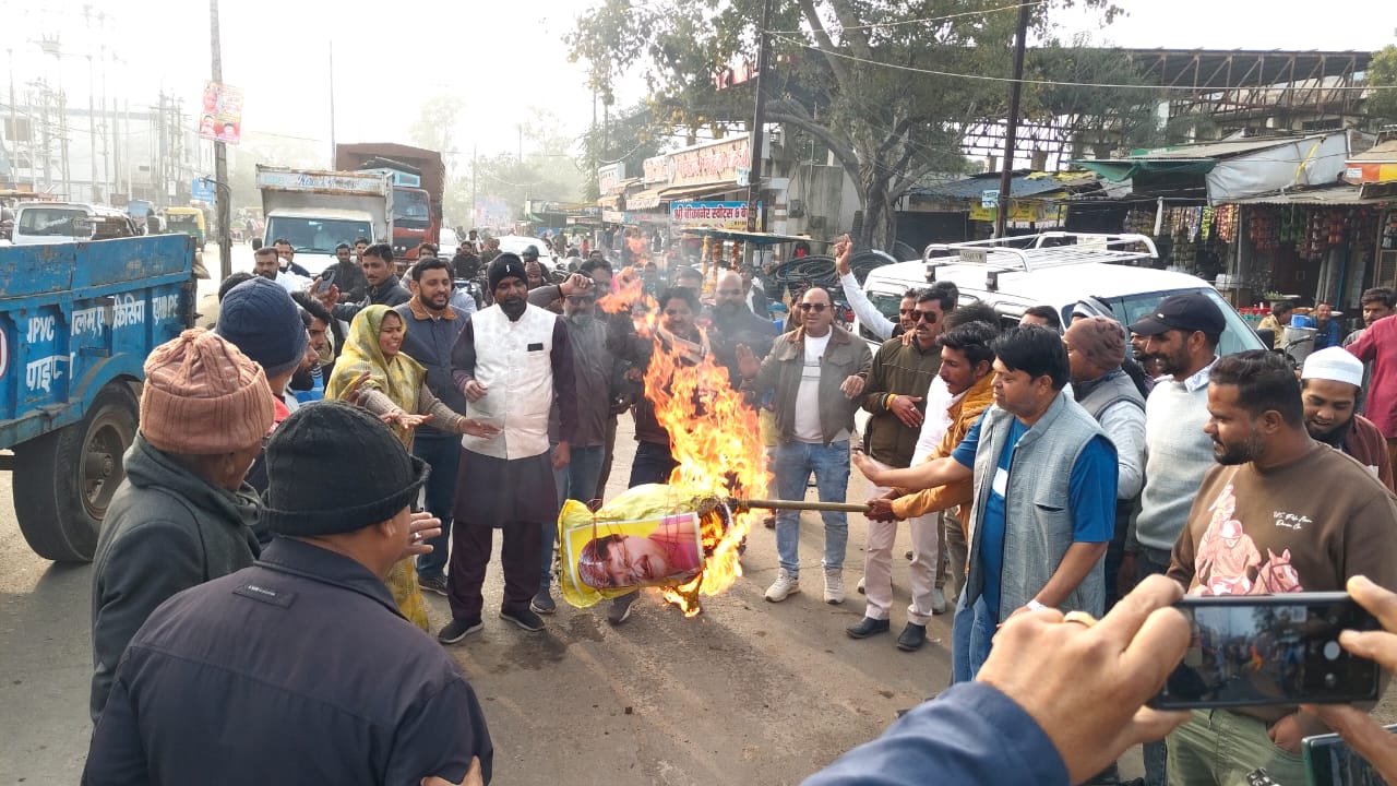 Congress burnt the effigy of the Urban Administration Minister ...