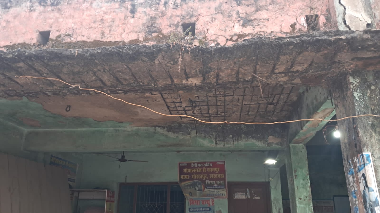 The city bus stand is in a dilapidated condition, dilapidated buildings ...
