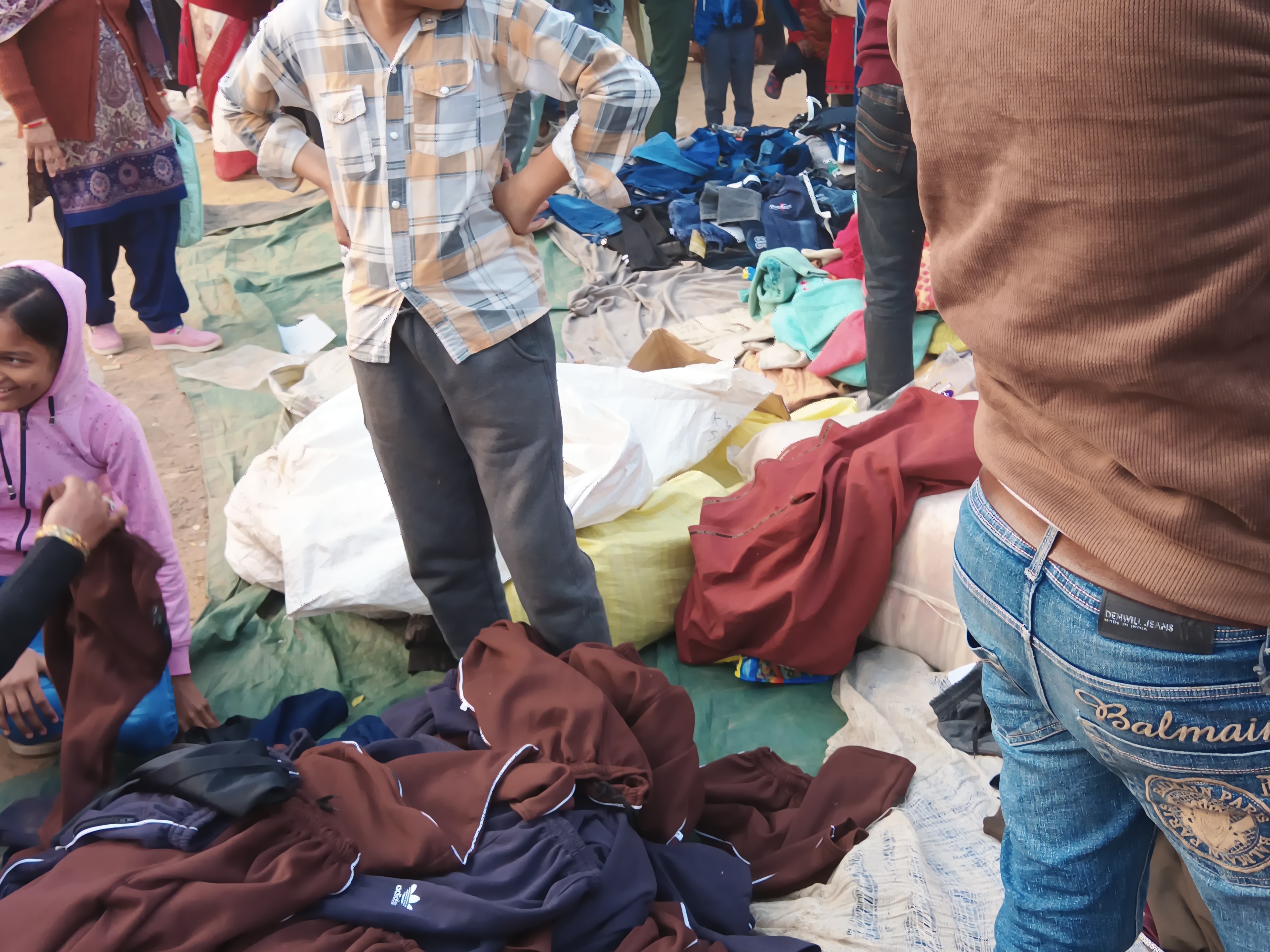 Illegal encroachment causes traffic jam on Mawana Tehsil Road | मवाना ...