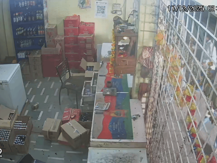 Liquor shop in Khargone pelted with stones, cash looted; video | खरगोन ...