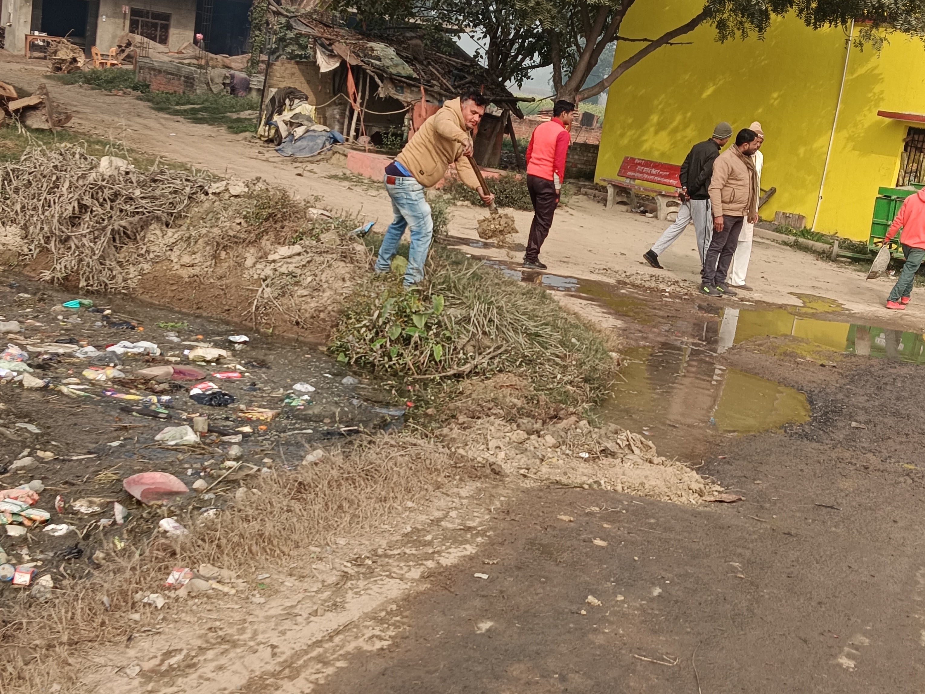 Water flowed on the road, traffic disrupted