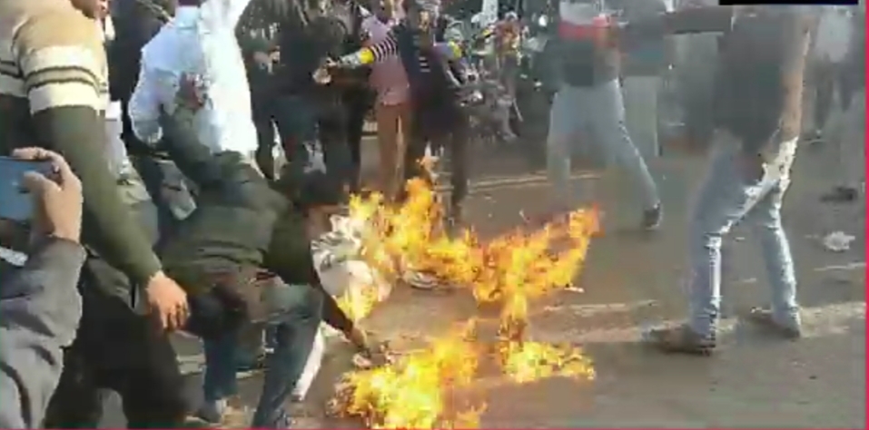 Youth Congress burns effigy of Urban Administration Minister Kailash in ...