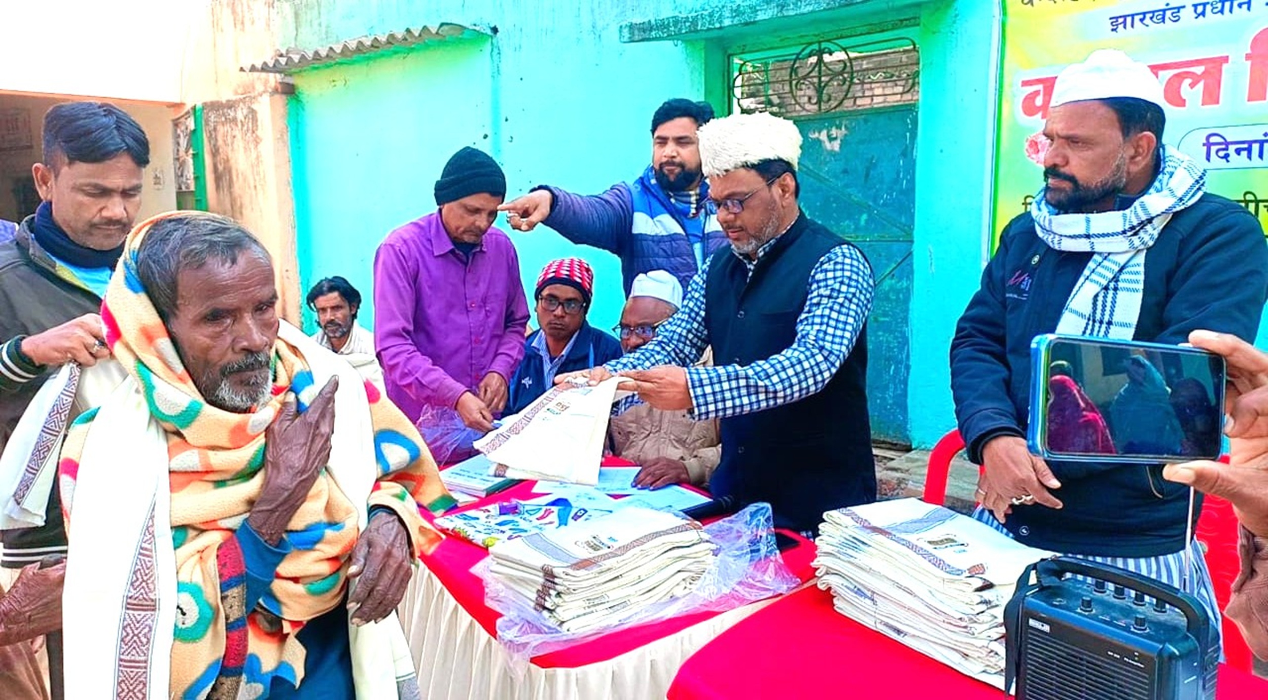 Distribution of warm clothes among the poor people | गरीब लोगों के बीच ...