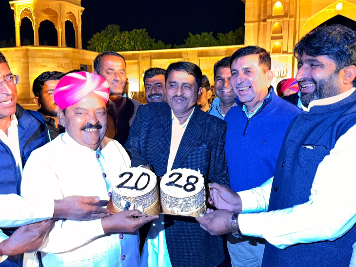 Former MLA Roopram Dhandev danced on the birthday of the Congress ...