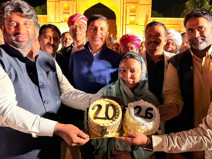 Former MLA Roopram Dhandev danced on the birthday of the Congress ...