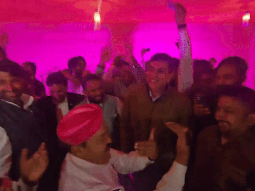 Former MLA Roopram Dhandev danced on the birthday of the Congress ...