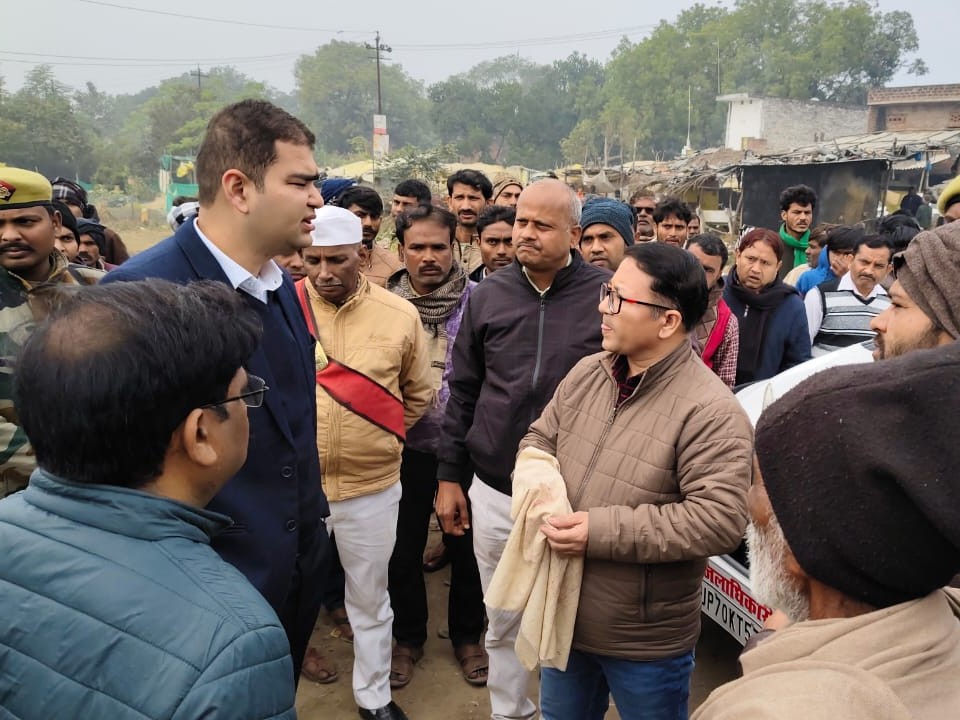 Kaushambi DM inspected the waterlogging in Syed Sarawan.