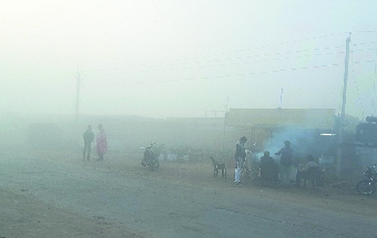 The day temperature dropped 0.8 degrees below normal. | दिन का तापमान ...