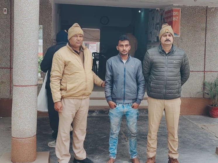 A young man molested a girl at gunpoint. | युवक ने तमंचे के बल पर युवती ...