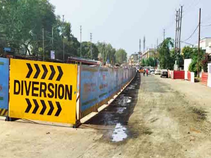 Excavation without notice, half the road closed