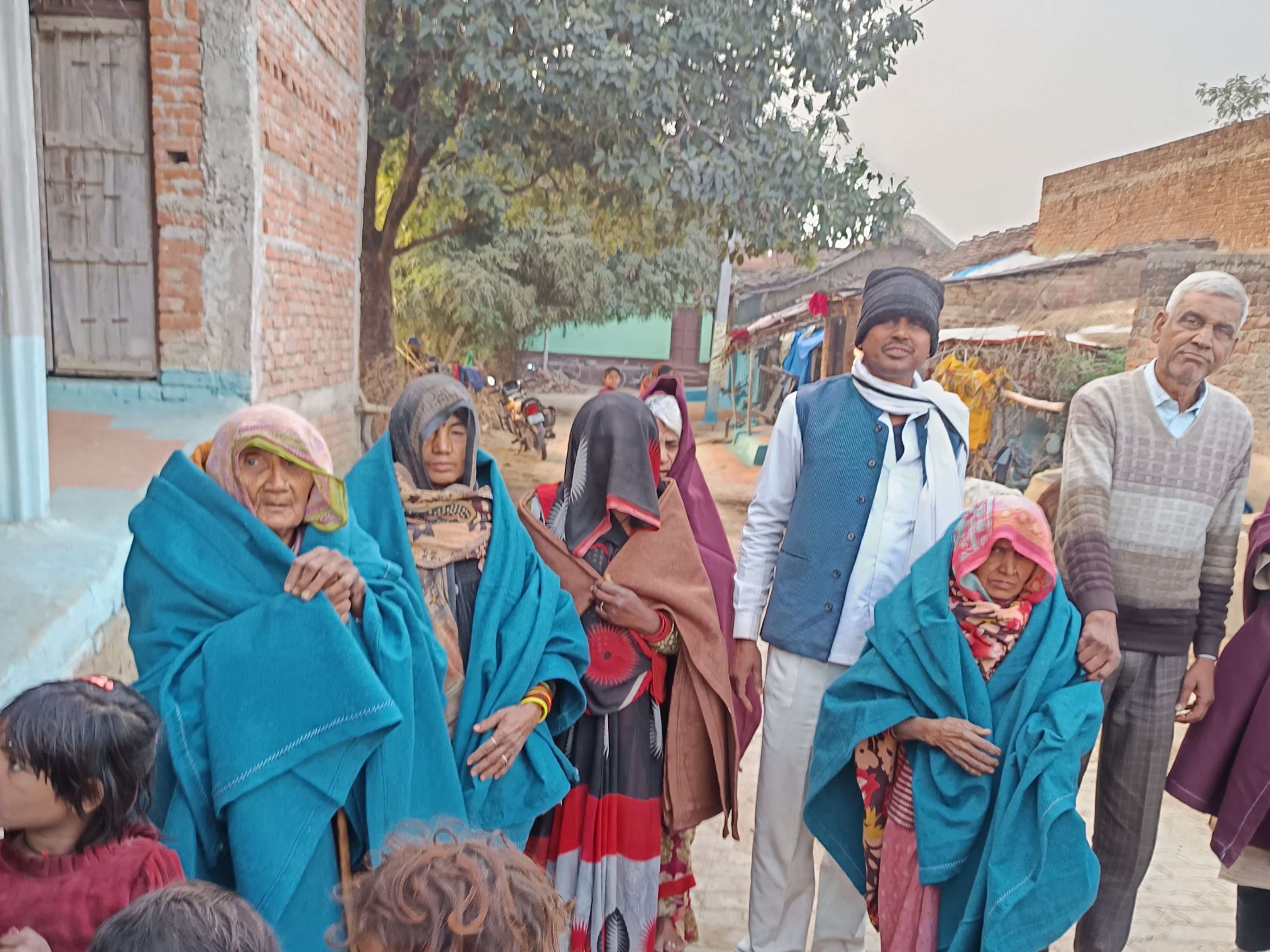 The social worker distributed more than 200 blankets. | समाजसेवी ने 200 ...