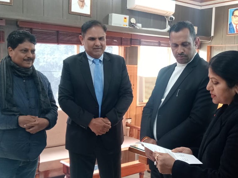 Bhiwani Bar Association Honors SP Sumit Kumar on New Year 2026 | भिवानी ...