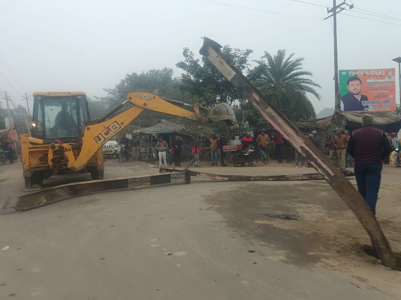 Height gauge broken on the lower canal bridge in Achalda | अछल्दा में ...