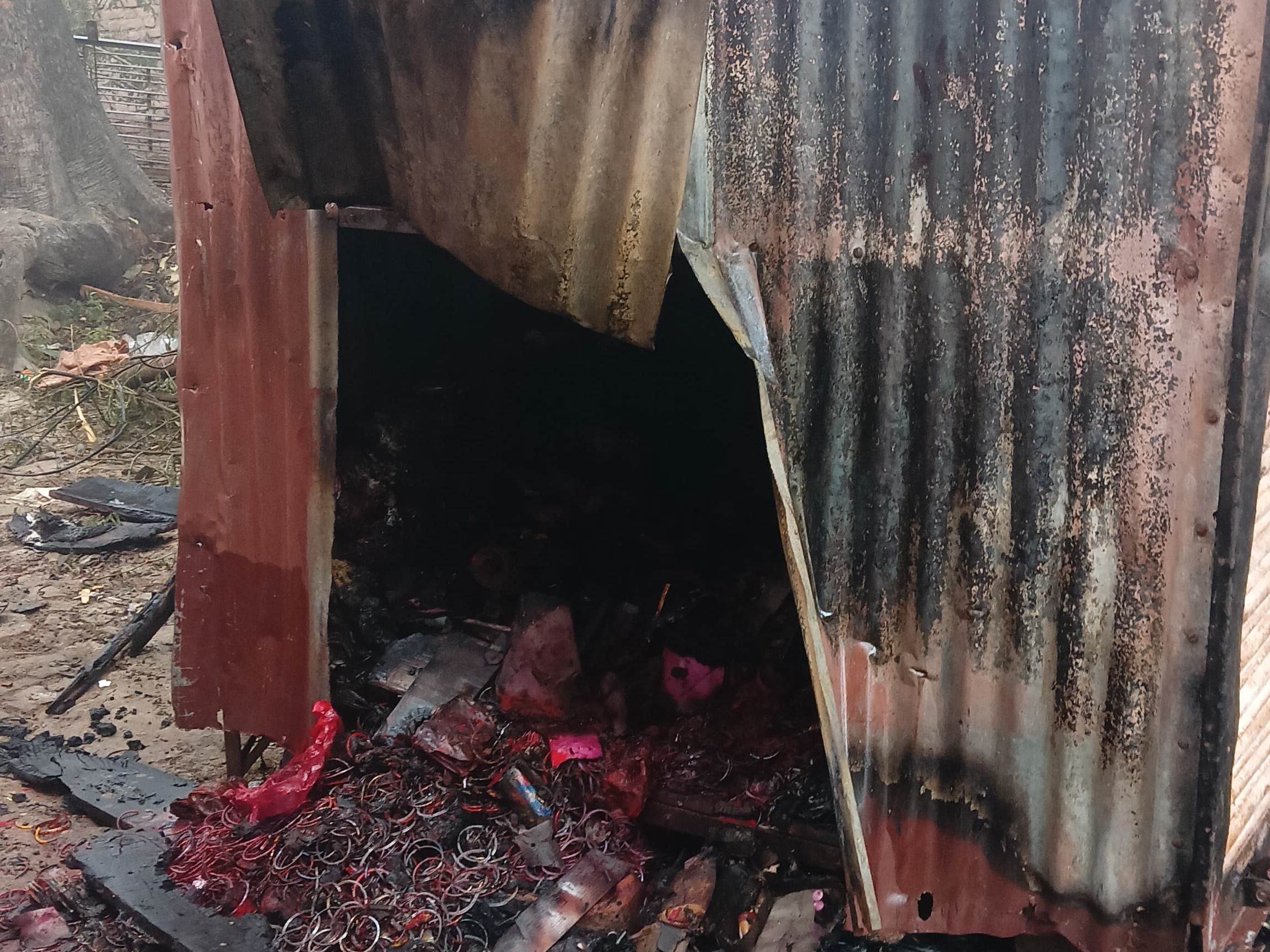 Fire breaks out in two shops in Kurara | कुरारा में दो दुकानों में आग ...