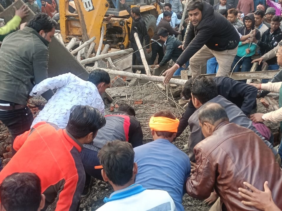 Chhatarpur temple gate collapses, 1 worker killed - Madhya Pradesh News ...