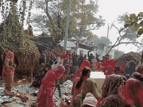 Agra Women protest liquor shop smash bottles with sticks Claim alcohol ...