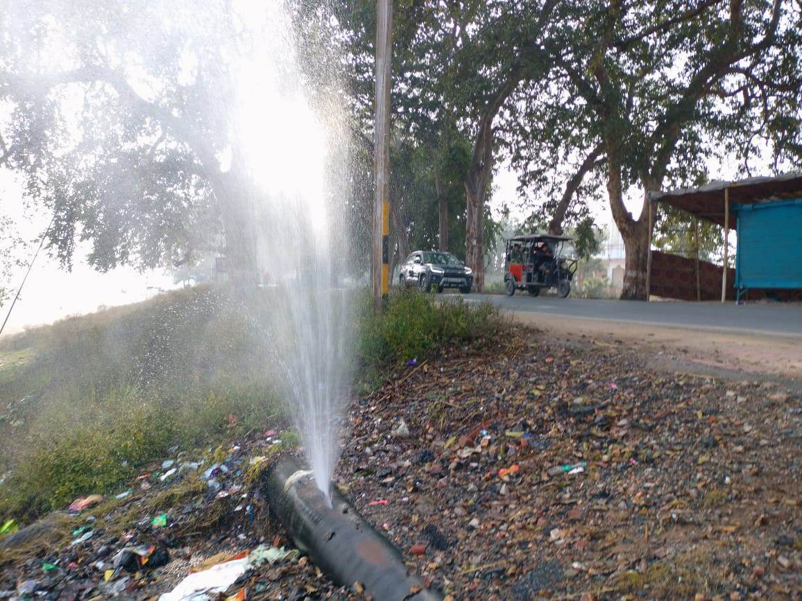 Pipeline broke, millions of liters of water flowing for 15 days | पाइपलाइन टूटी , 15 दिनों से बह ...