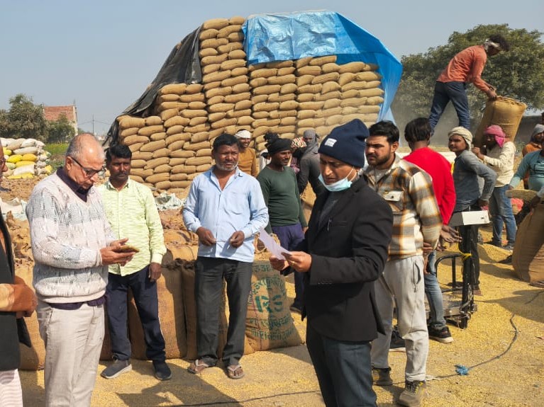 SDM inspects Rasulabad paddy purchasing center | रसूलाबाद धान क्रय ...