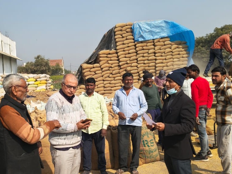 SDM inspects Rasulabad paddy purchasing center | रसूलाबाद धान क्रय ...