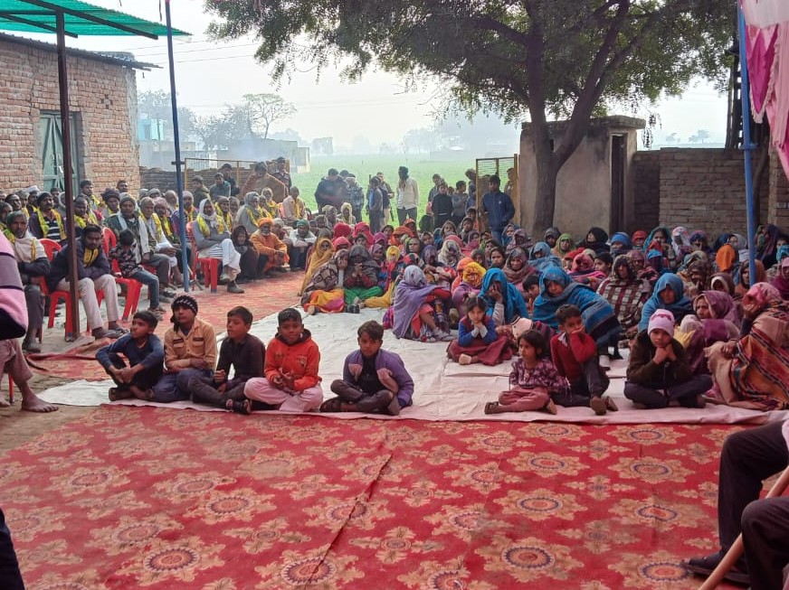 Blankets distributed to the needy in Basgoi village | बसगोई गांव में ...