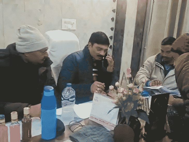 Sub-inspector caught red-handed taking ₹50,000 bribe in UP : Anti ...