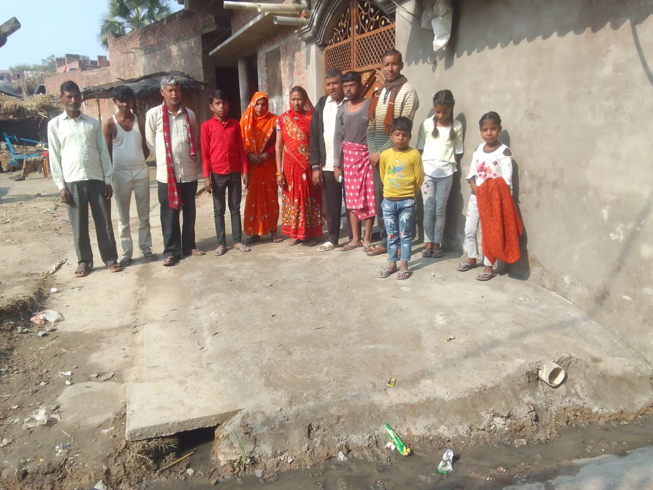 Latrine tank built on RCC road in Madhoganj | माधौगंज में आरसीसी रोड पर ...