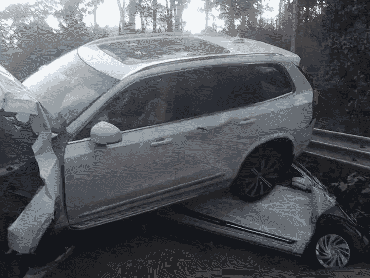 Betul Accident: Speeding Trailer Crushes 3 Cars & Bike at Baretha Ghat ...