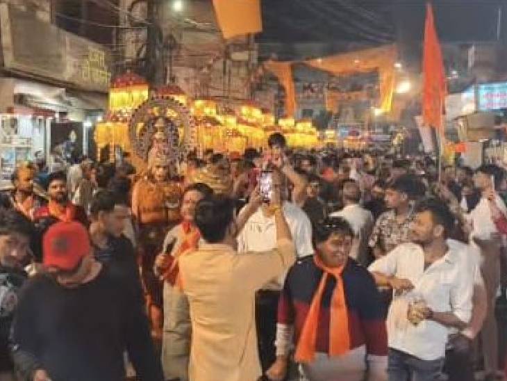 The song of Hindu pride echoed in the streets of the city.