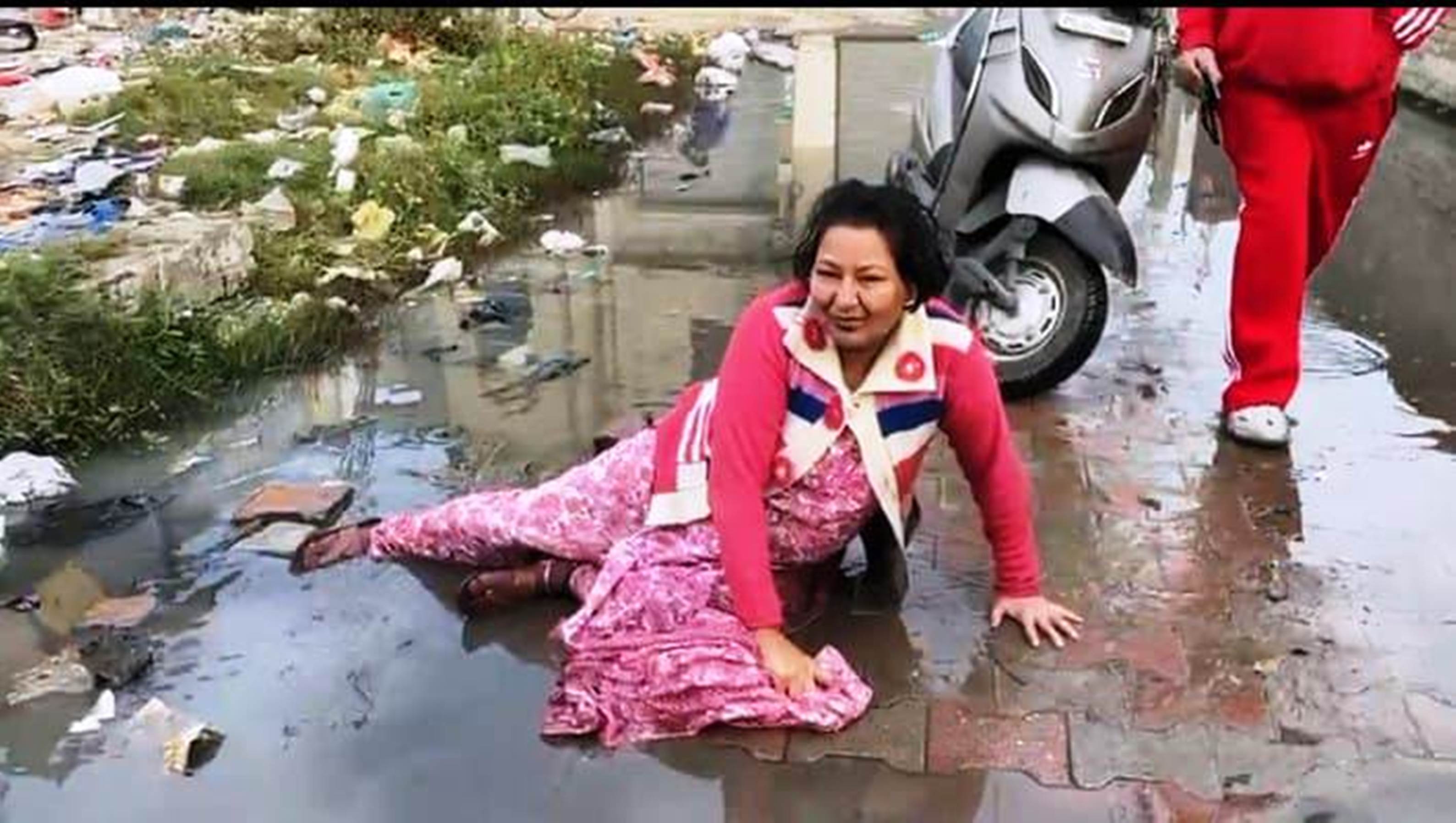 Sewage overflows, woman falls, sparks public anger | सीवरेज ओवरफ्लो ...