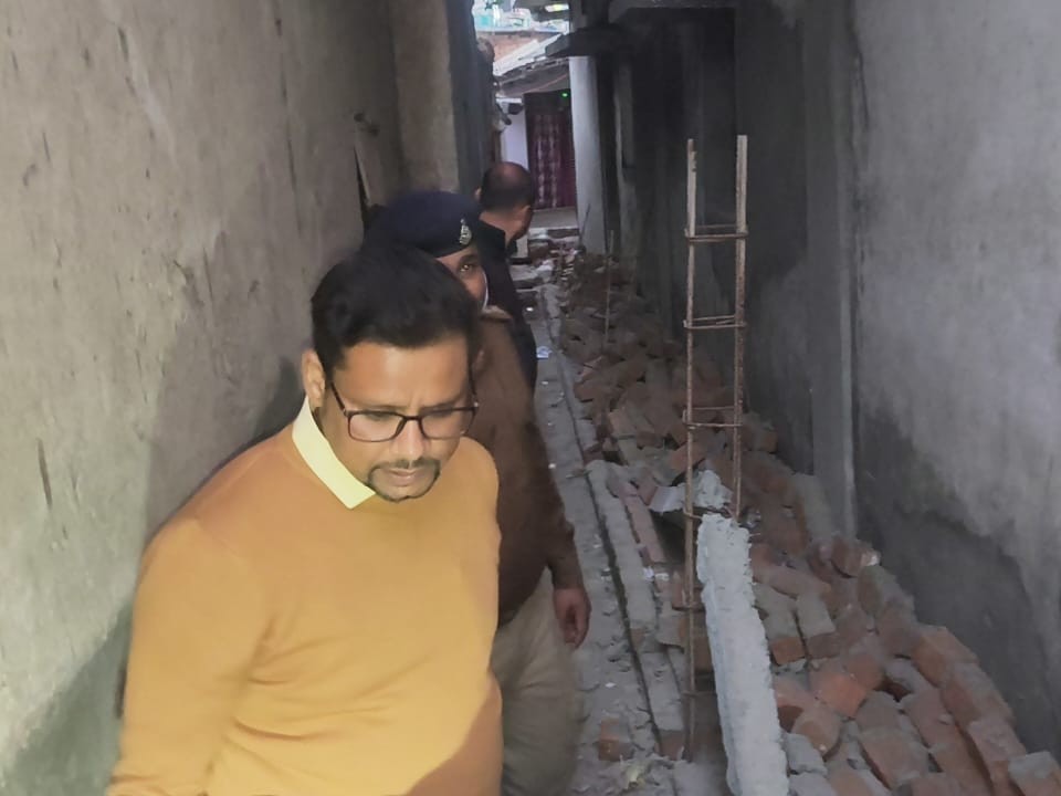 The administration inspected the narrow streets | प्रशासन ने सकरी ...