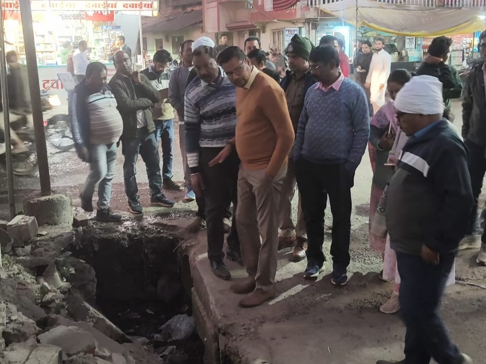 The administration inspected the narrow streets | प्रशासन ने सकरी ...