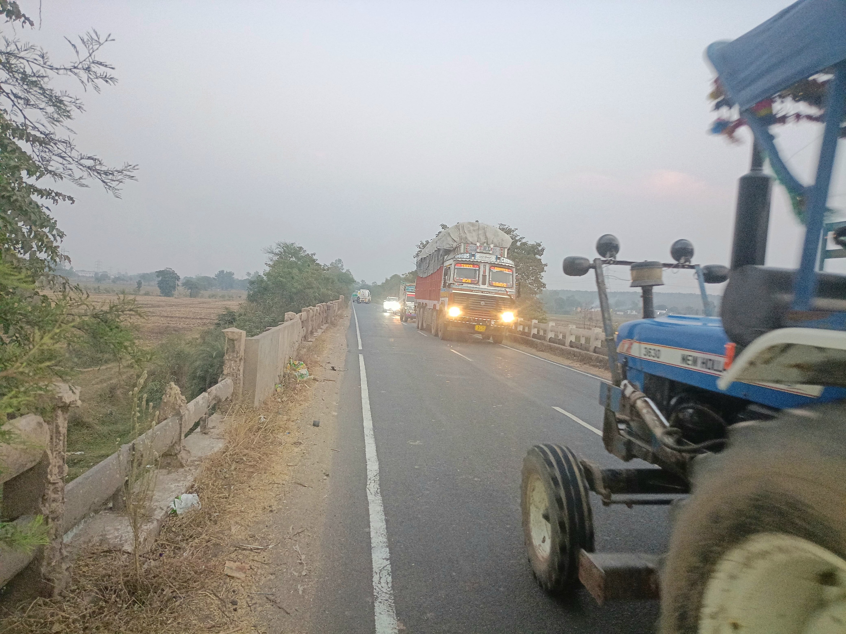 Dilapidated bridge poses danger, drivers' lives at risk | जर्जर पुल बना ...