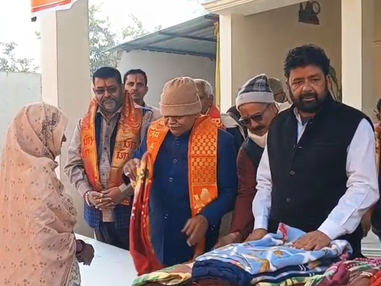 Shravan Singh distributed blankets on the death anniversary of his parents.