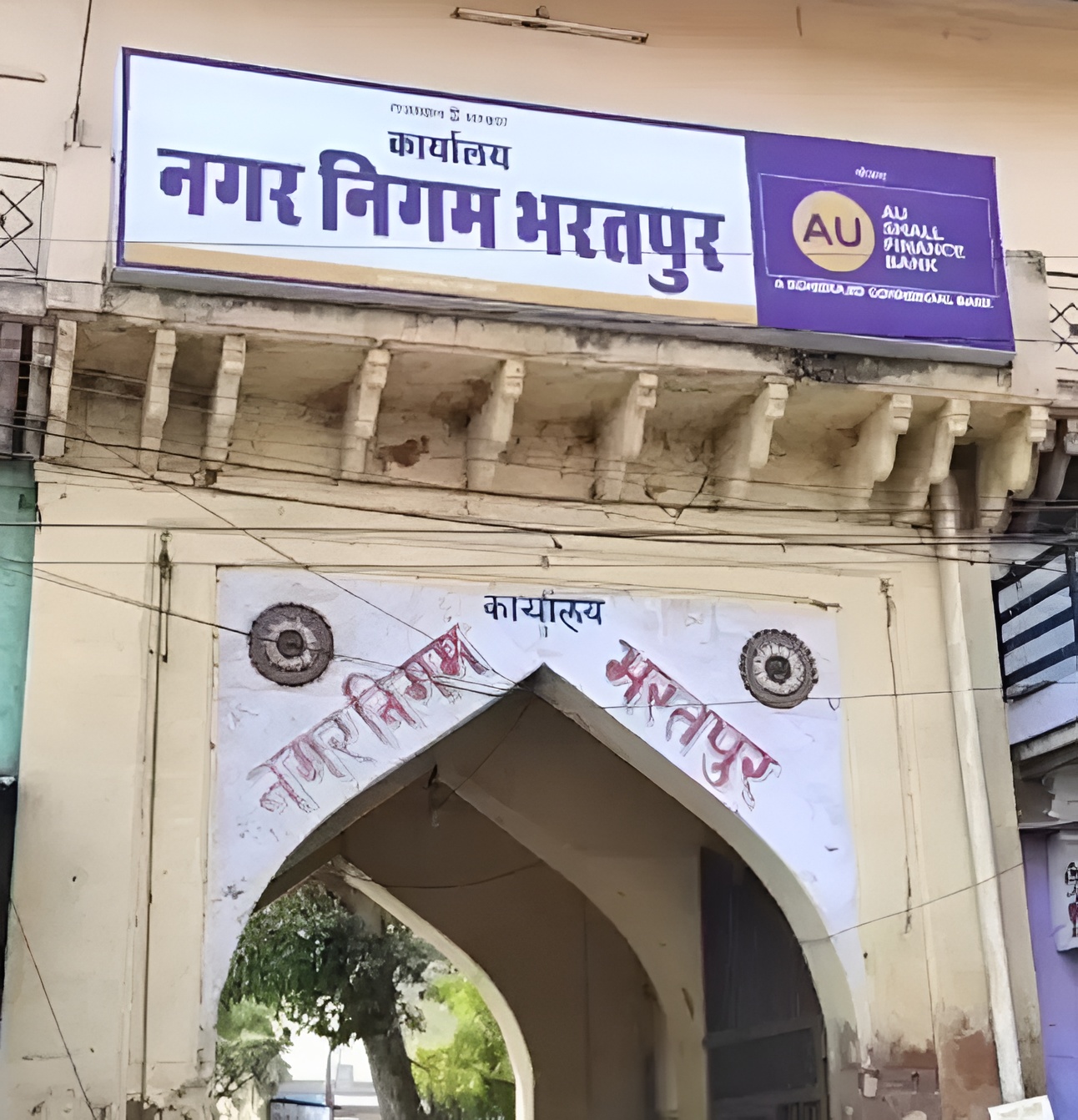 Those who put up posters and hoardings on historical monuments will be ...