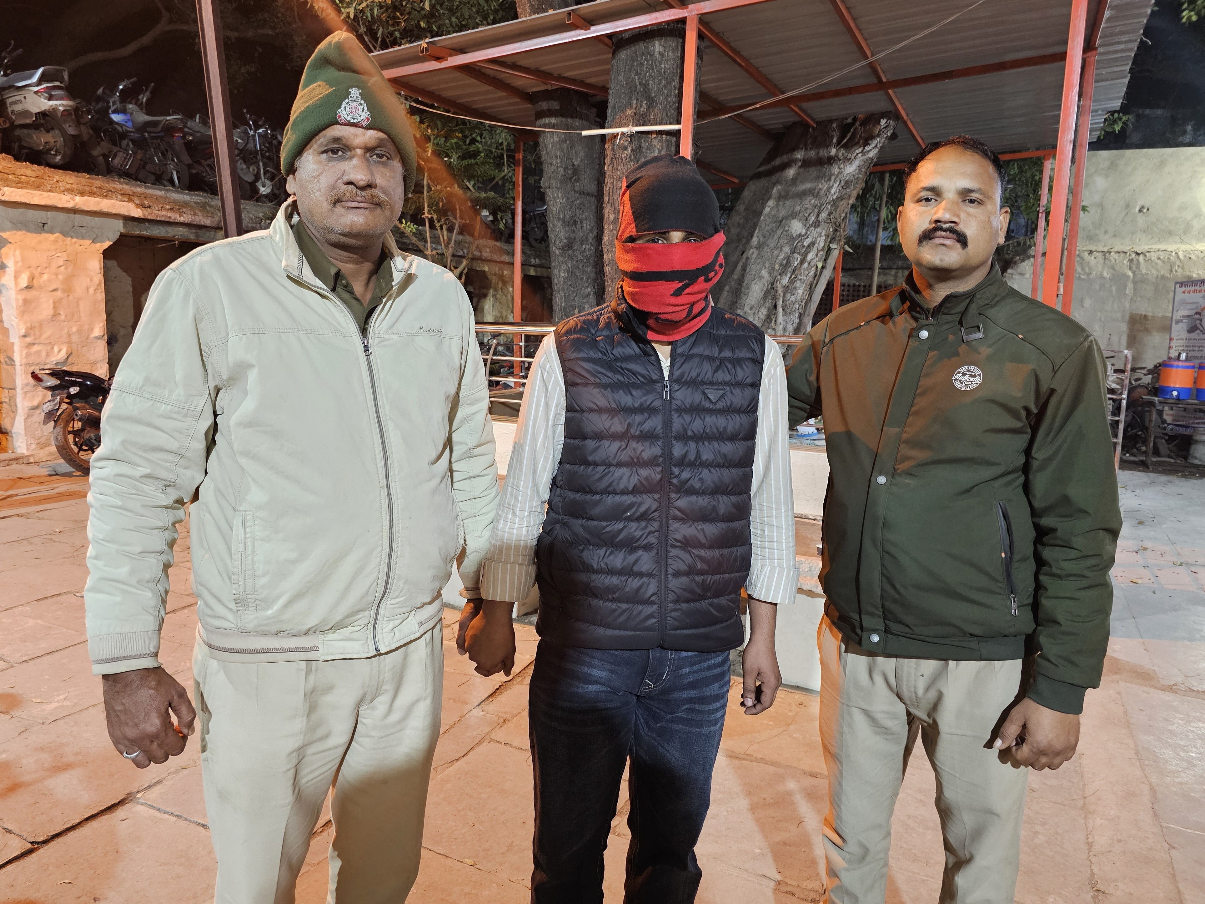 Ashraf stays in a hotel with a Hindu girl posing as Chetan