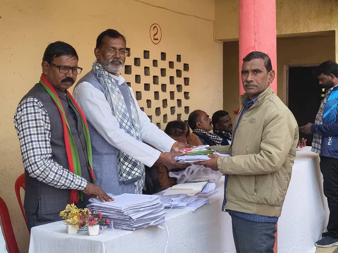 Kaudihar BLO Sector Incharges Get Form 6 for New Voter List | SP ...
