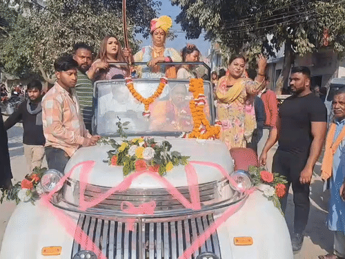 Kanpur Kinnar Procession | Singing & Dancing Draws Huge Crowds - Uttar ...