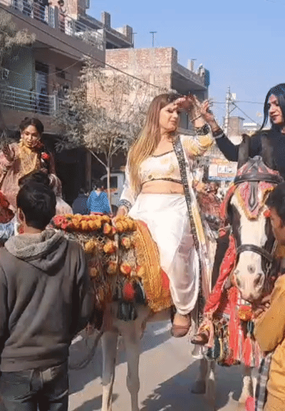 Kanpur Kinnar Procession | Singing & Dancing Draws Huge Crowds - Uttar ...